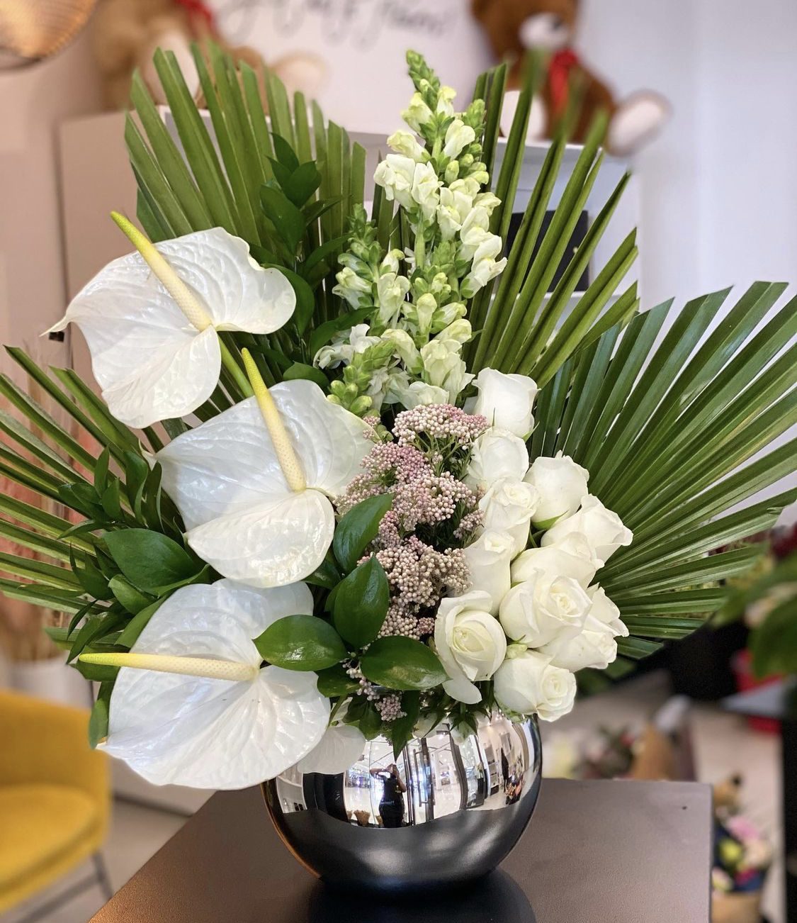 Modern White Flower Arrangement – Izimbalibymbali